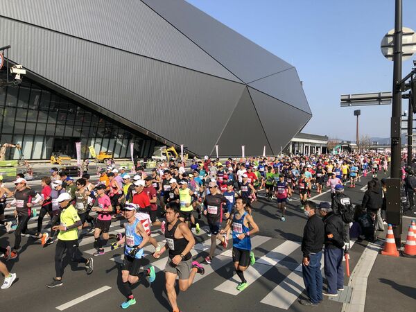 さが桜マラソン、4年ぶりスタート 約9000人のランナー駆ける | SAGA SSP