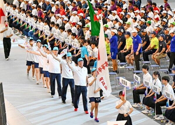 佐賀県選手団、郷土の誇り胸に入場 久留米市で開会式 フェンシング女子団体で佐賀商が3位 インターハイ2024 | SAGA SSP