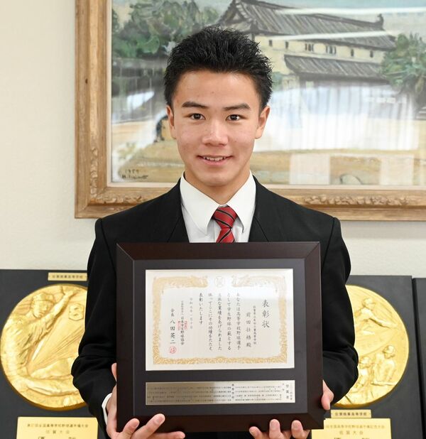 ＜高校野球＞前田壮梧さん（有田工高3年）「最後までやり通せた」 佐賀商高で日本学生野球協会の表彰伝達式 | SAGA SSP